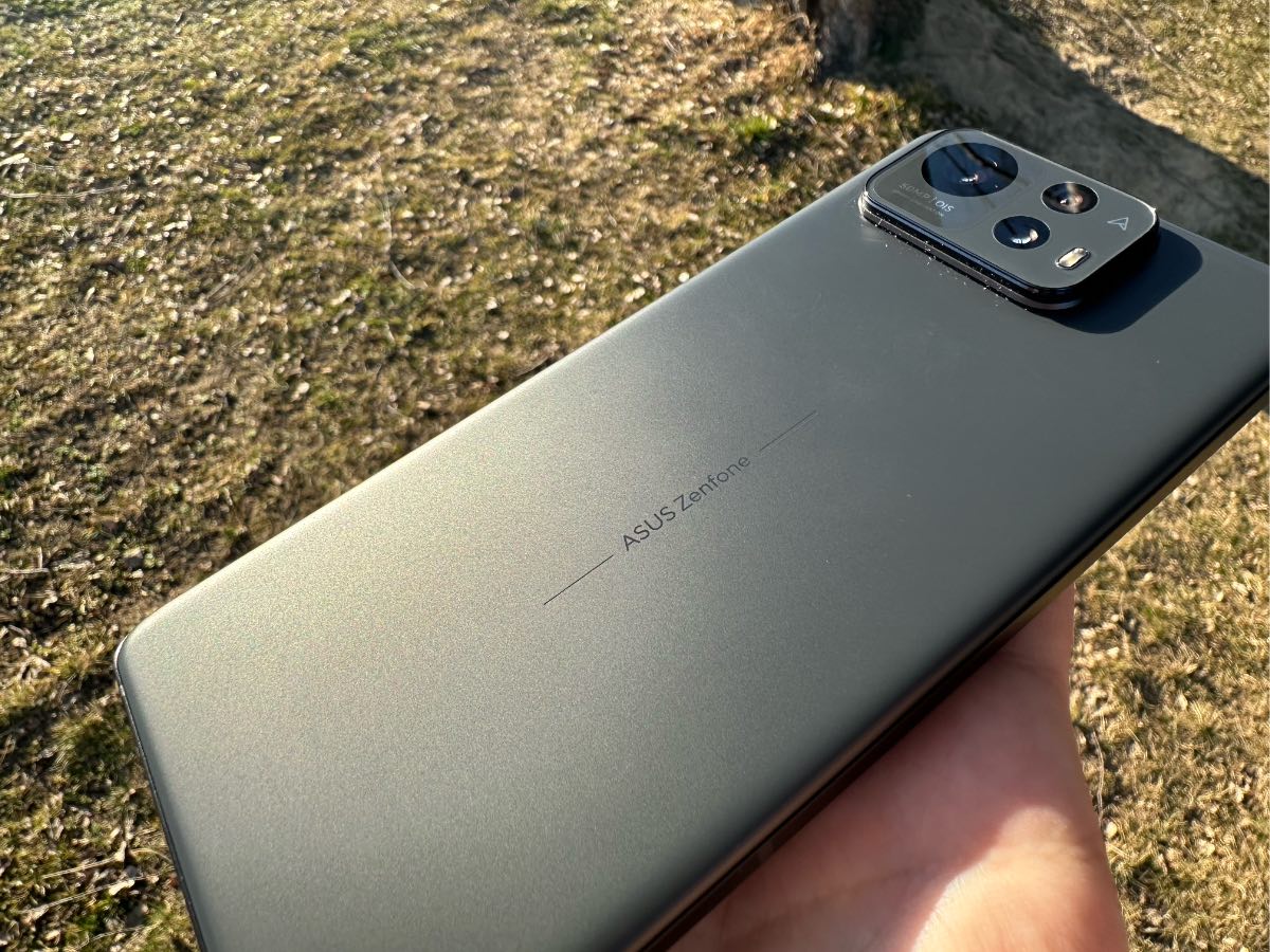 Asus Zenfone 12 Ultra (RECENZE): Výkonný civilnější Asus, který ale ...